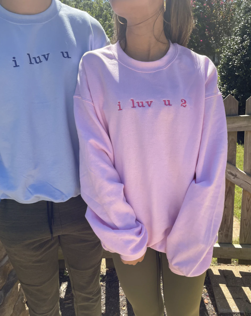 Bluzy z haftowaną datą, z haftowanym tekstem i inicjałem. - Koval Customs